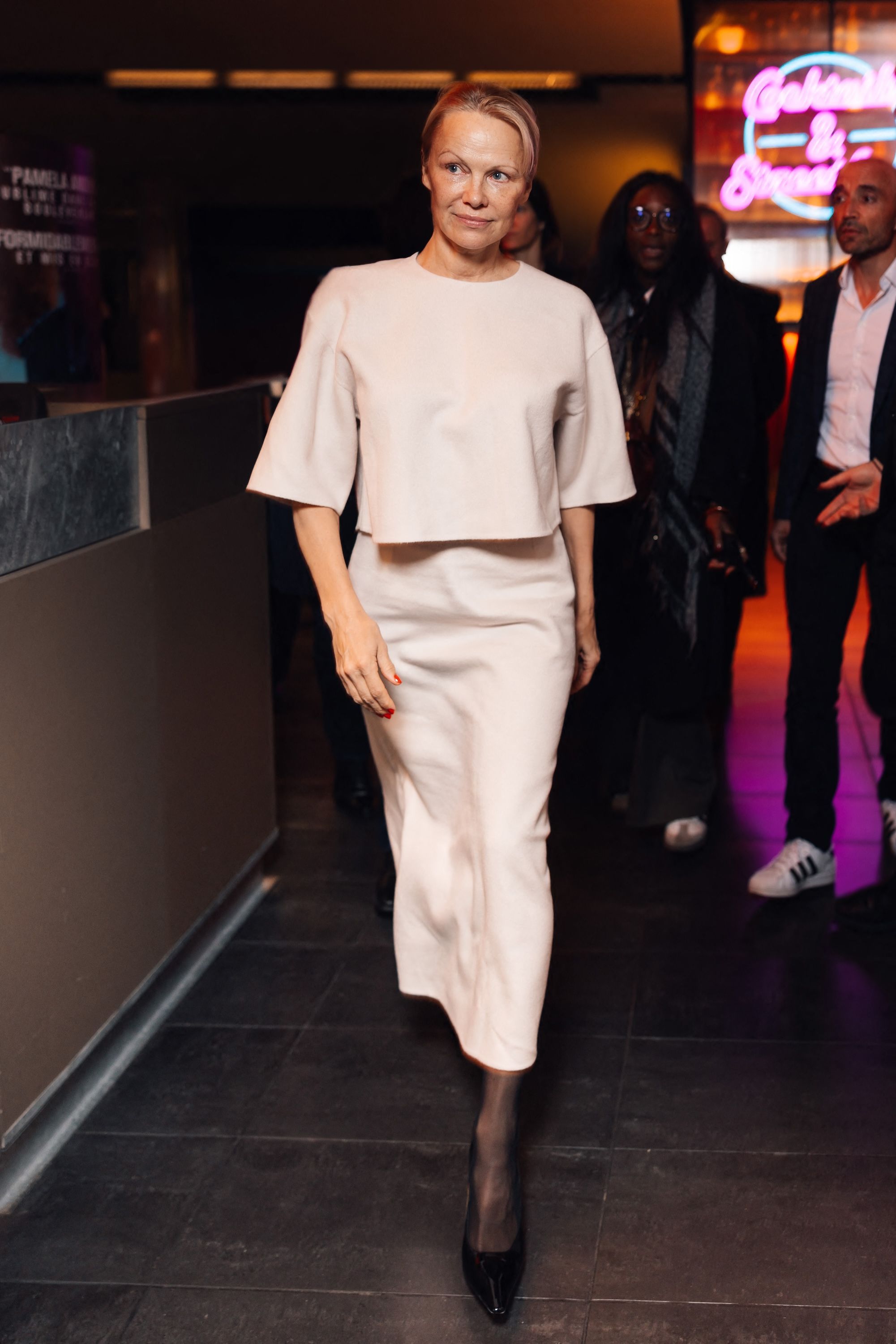 Pamela Anderson s’approprie cette « jupe de grand-mère » dans les rues ...