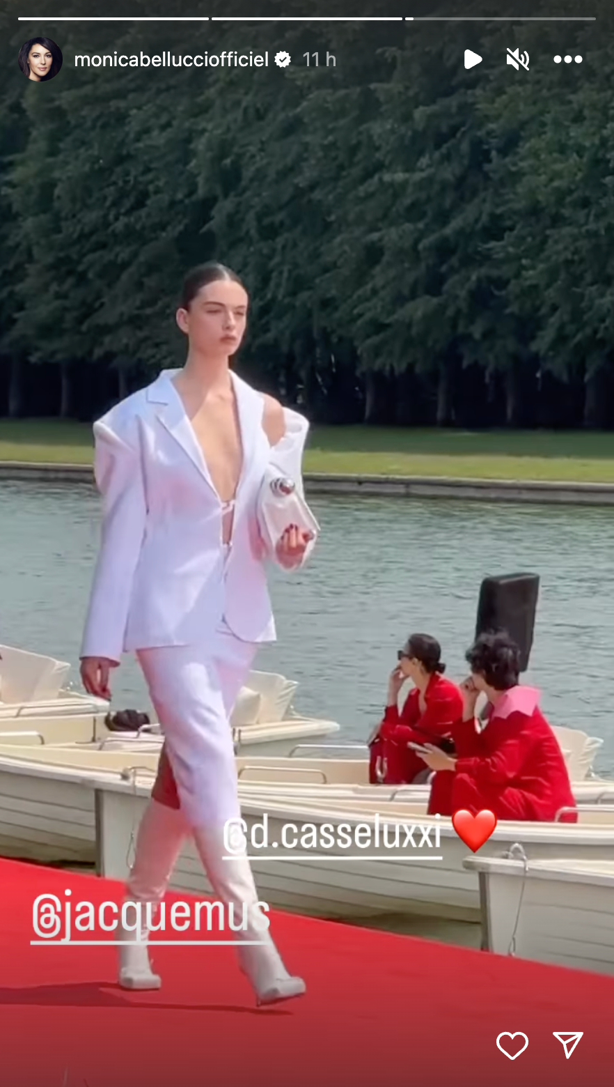 Monica Bellucci fière : sa fille Deva Cassel envoûte le défilé ...