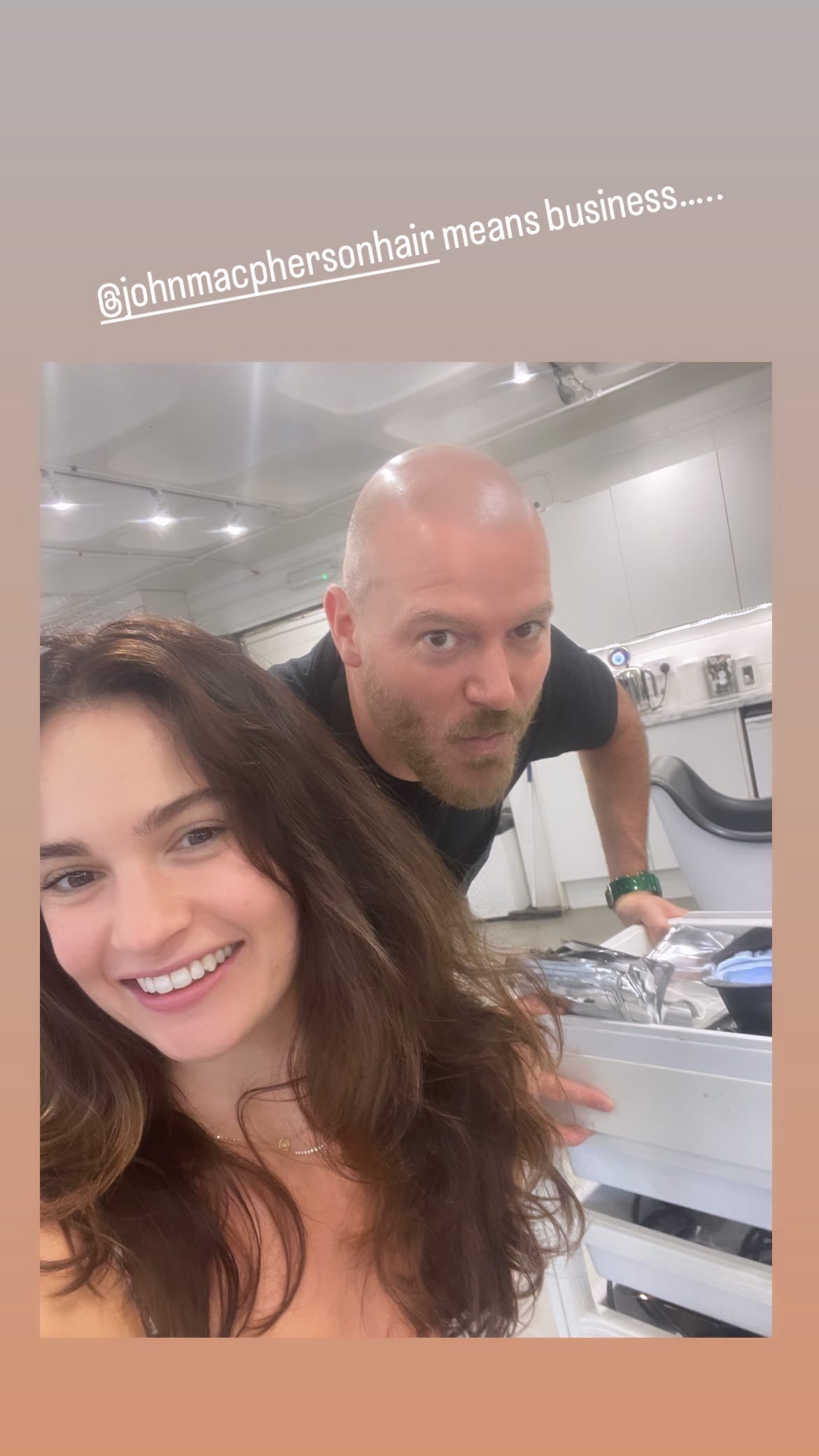 Lily James troque sa chevelure brune pour un blond éclatant - Elle