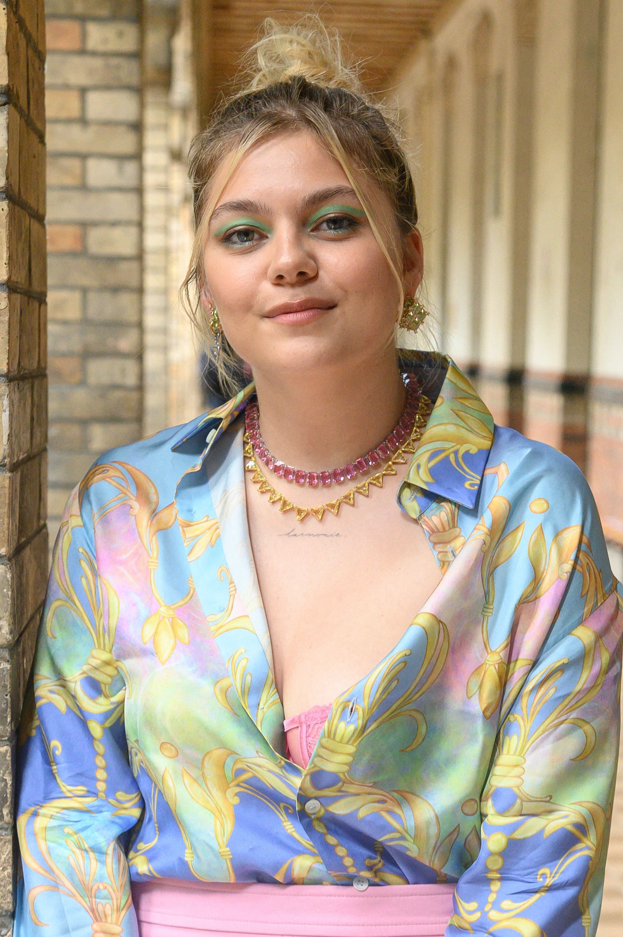 Louane : elle affiche le parfait maquillage coloré de l’été - Elle