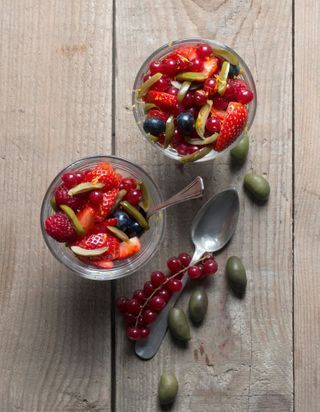 Salade de fruits rouges et noirs au basilic pour 4 personnes - Recettes ...