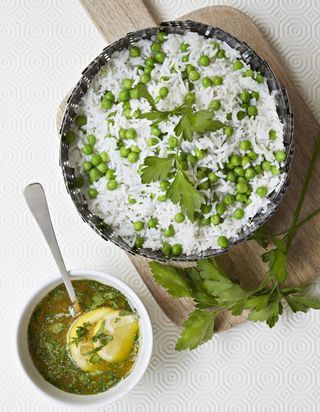 Riz basmati et riz sauvage aux pois chiches, raisins secs et herbes ...