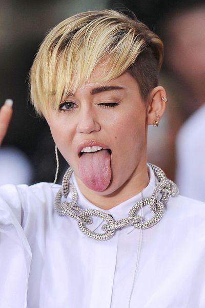Miley Cyrus explique pourquoi elle tire la langue tout le temps - Elle Miley Cyrus explique pourquoi elle tire la langue tout le temps - Elle