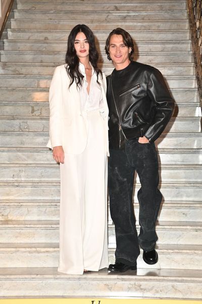 À Rome, Deva Cassel joue la carte du raffinement en tailleur blanc - Elle