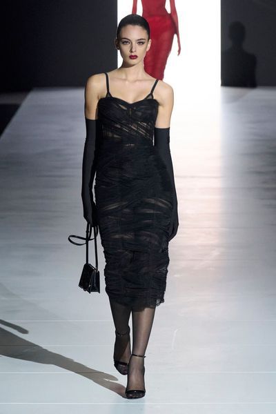 Deva Cassel défile en robe transparente pour Dolce & Gabbana - Elle