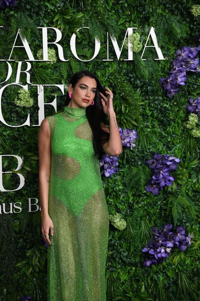 Dua Lipa enivrante dans cette robe transparente - Elle