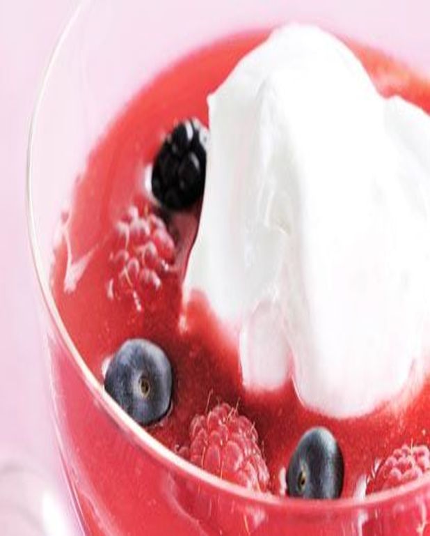 Soupe de fruits rouges meringuée pour 6 personnes - Recettes Elle à Table