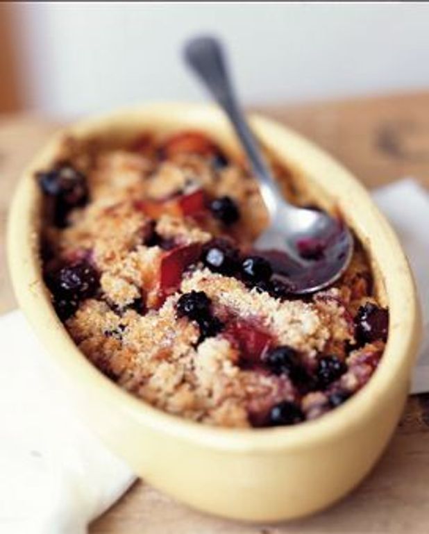 Crumble fruits rouges et noirs pour 6 personnes - Recettes Elle à Table