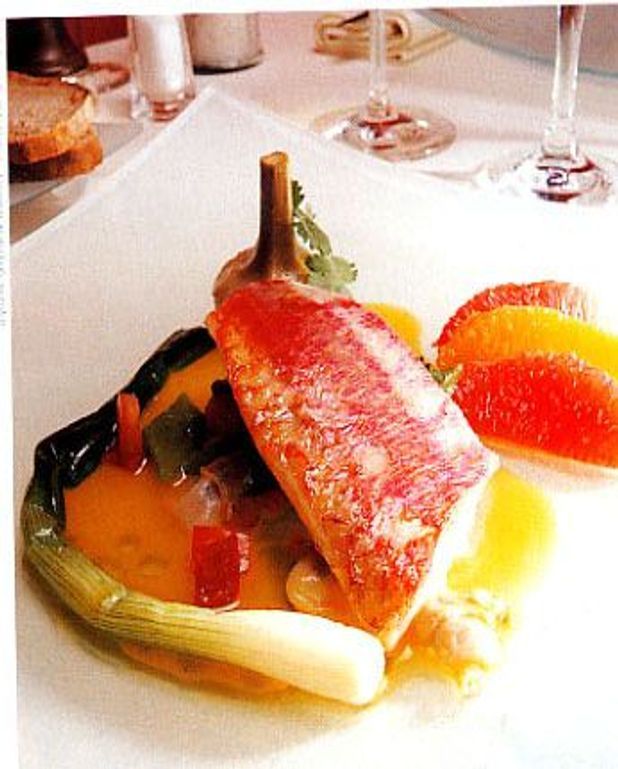 Filet de rouget aux agrumes – coques et artichauts, émulsion de ...