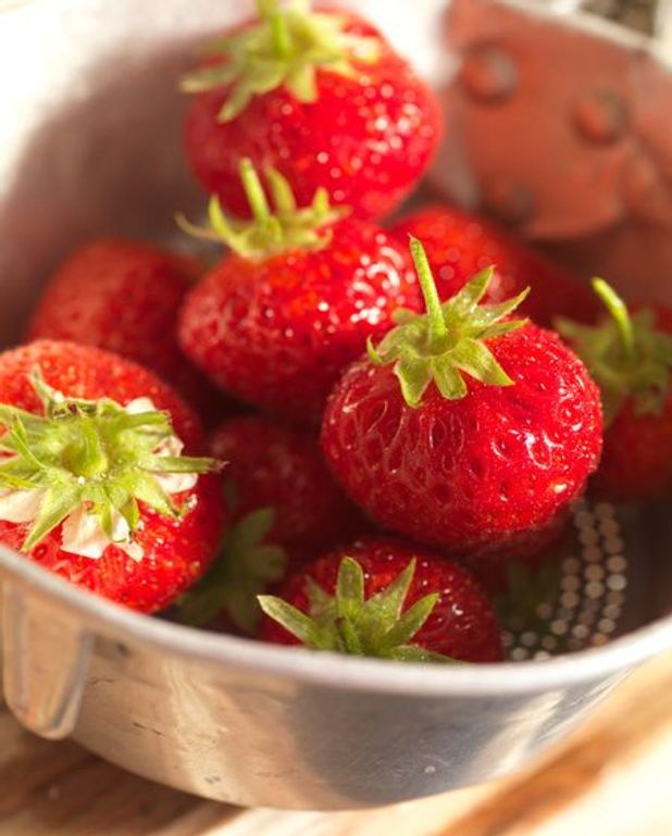 Nage de fraises au vin rouge pour 4 personnes - Recettes Elle à Table