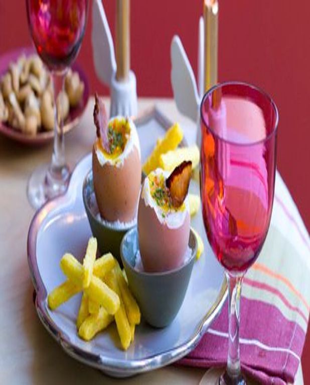 Oeufs à la coque, tuile de bacon et mouillettes de soufflés en forme de ...