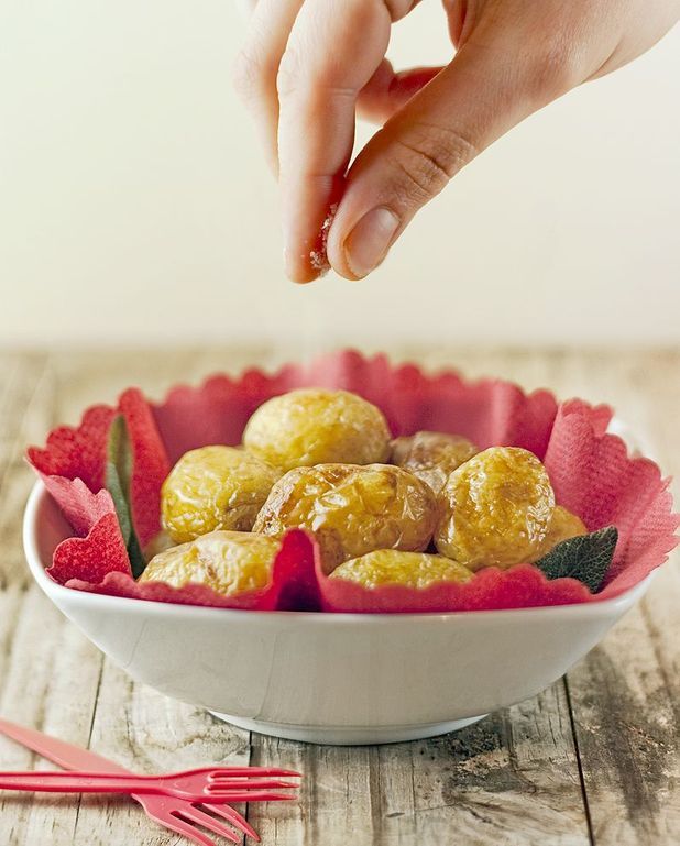 Pommes de terre rissolées au beurre pour 4 personnes - Recettes Elle à ...