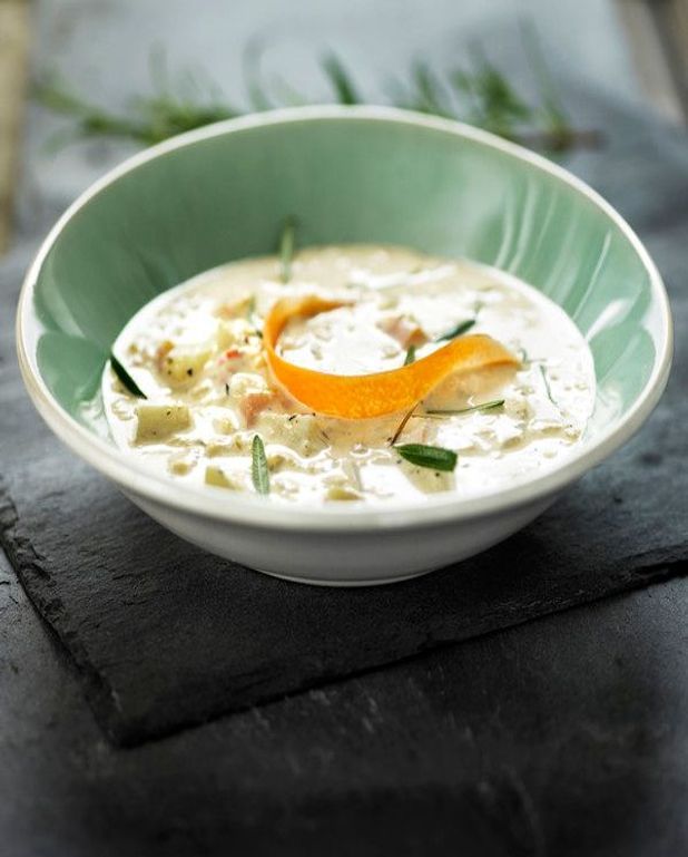 Soupe épicée au lait de coco et poulet - Recettes Elle à Table