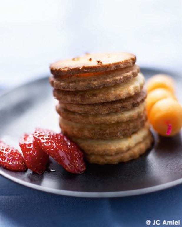 Biscuits au citron et aux amandes, fruits découpés pour 4 personnes ...
