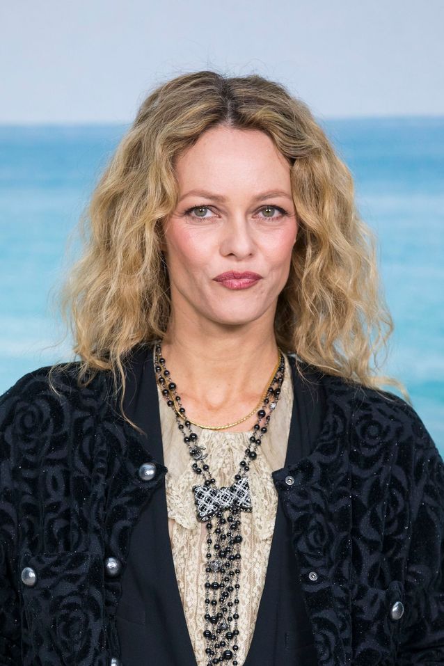 Les cheveux longs et bouclés de Vanessa Paradis en 2018 - Les coiffures ...