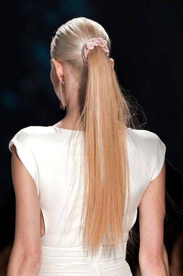 La queue-de-cheval haute du défilé Roland Mouret - La queue-de-cheval ...