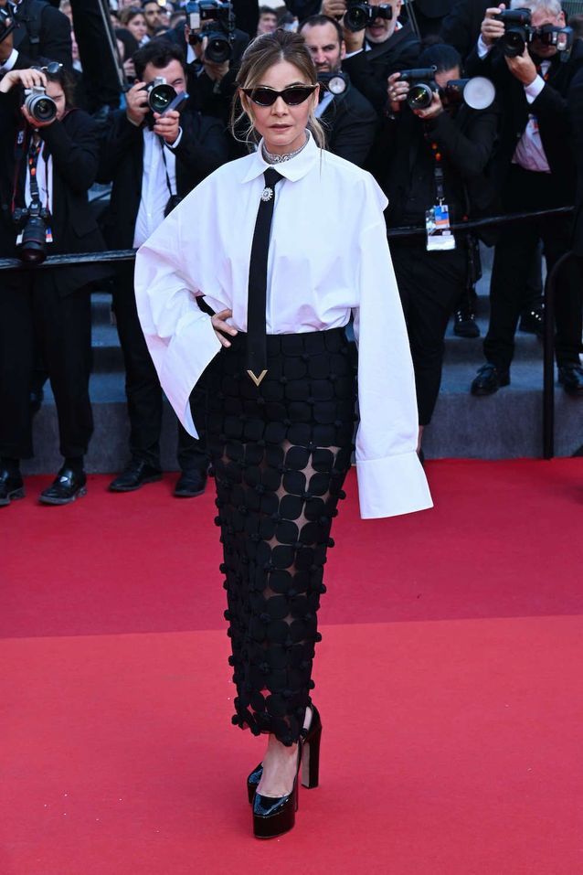 Cannes 2023 : Clotilde Courau et Rosie Huntington-Whiteley chics et ...