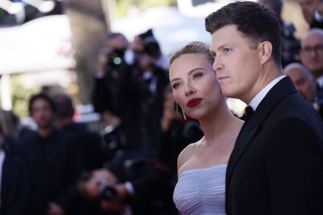 Cannes 2025 : Scarlett Johansson et Colin Jost plus amoureux que jamais ...