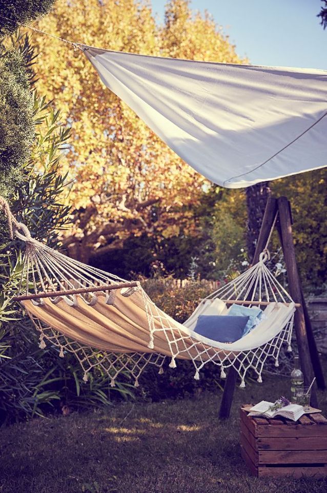 Des hamacs tendance pour paresser dans son jardin - Elle Décoration