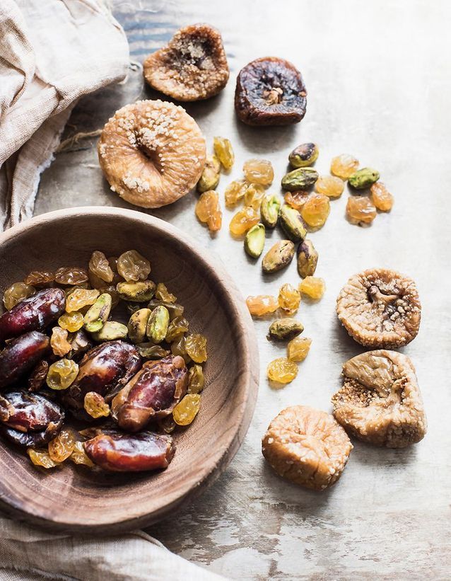 Fruits secs - 10 aliments caloriques que vous ne soupçonniez pas - Elle ...