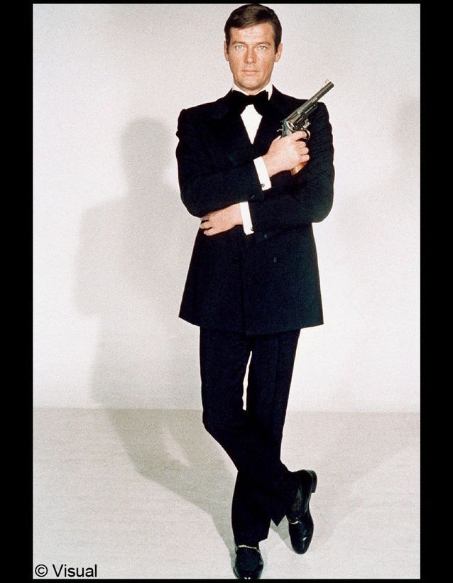 Roger Moore dans Vivre et laisser mourir - James Bond : tous aussi sexy ? - Elle