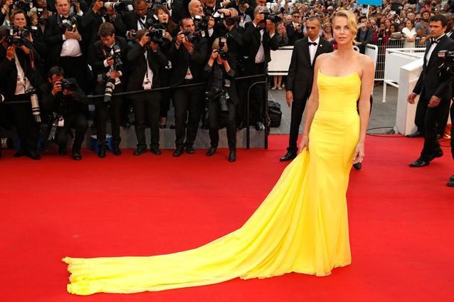 August - Charlize Theron : 50 ans de glamour en images - Elle