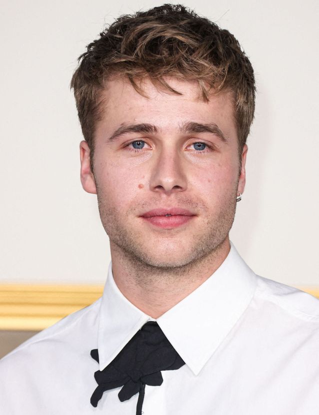 Ed McVey joue le prince William, jeune adulte, dans la saison 6 - « The ...