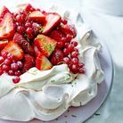 Pavlova avec des fruits rouges - 14 pavlovas qui nous mettent l’eau à ...